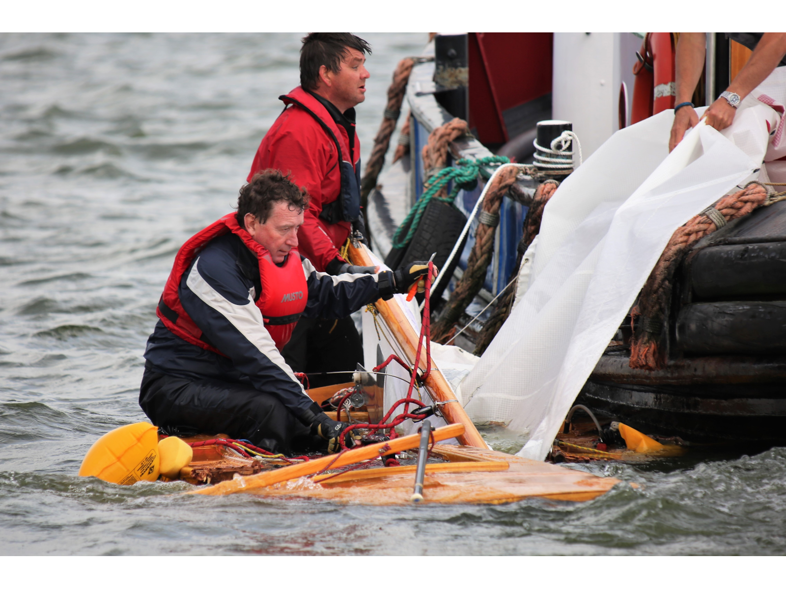 DRAMA VOOR ENGELS ZEILTEAM TIJDENS EK SHARPIE - watersport-tv