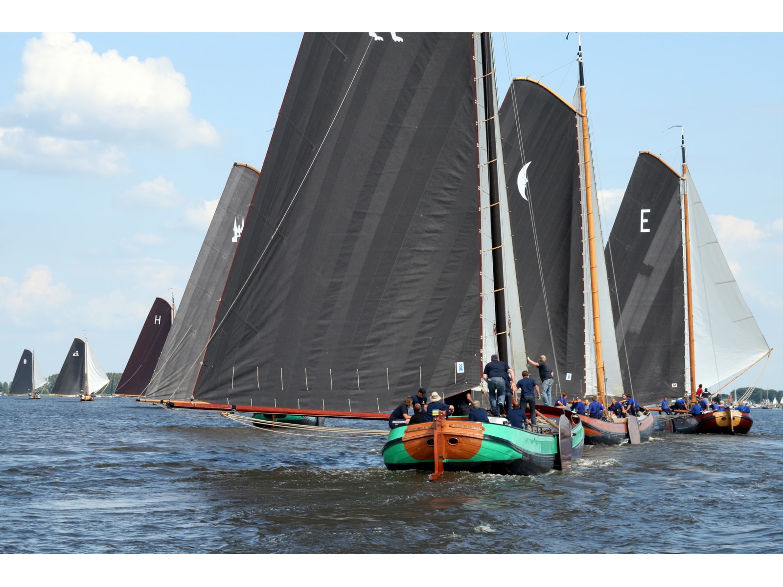 MARK NEELEMAN GAAT SKUTSJESILEN - watersport-tv