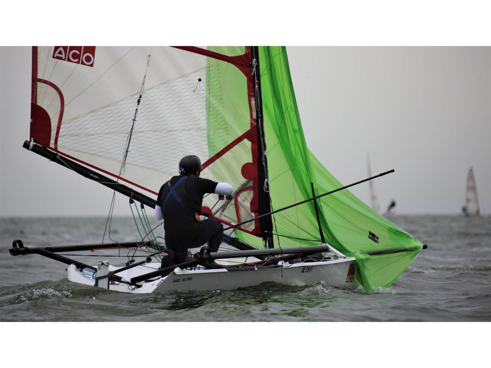 RICK PEACOCK SLAAT GAT BIJ MUSTO SKIFF WK - watersport-tv