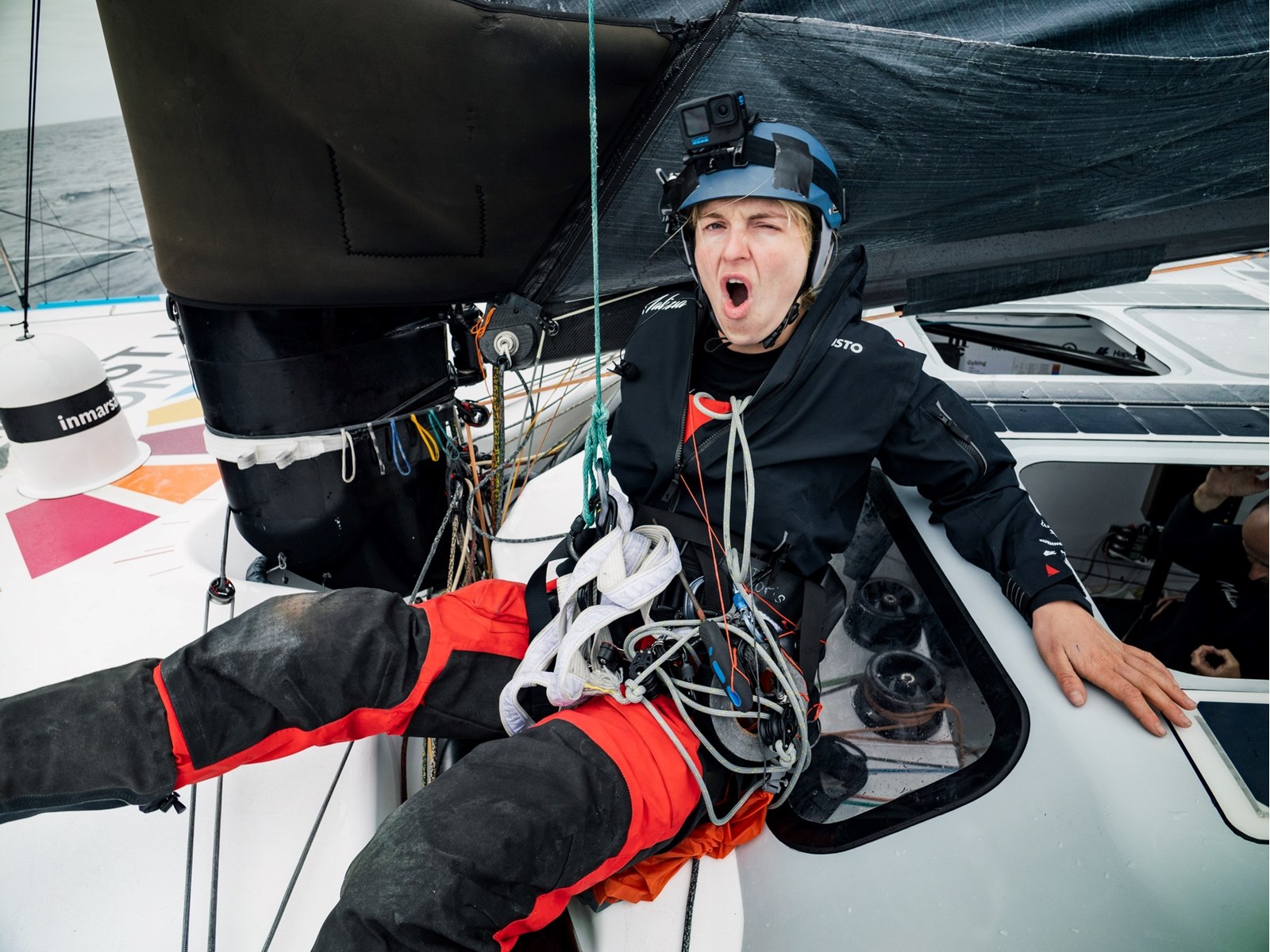 Rosalin Kuiper bungelt 2.5 uur in mast Team Malizia (+ video) - watersport-tv