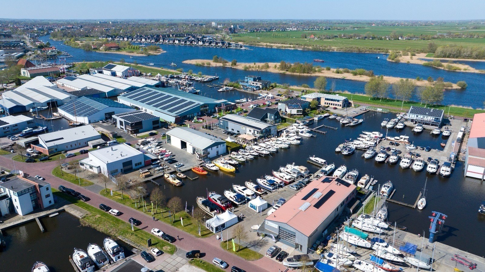 Motorboot Sneek special voorziet in behoefte - watersport-tv